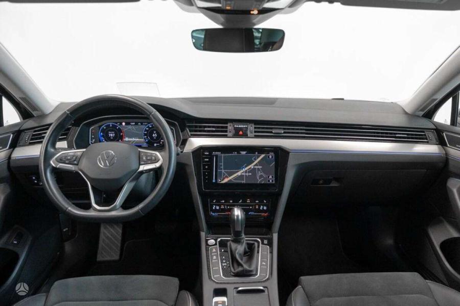 Black Volkswagen Passat 2022 in Vilnius, with an engine capacity of 2.00 L and mileage of 140 thousand km for 23900 €, photo 9 on AUTOMOTO.COM.LV