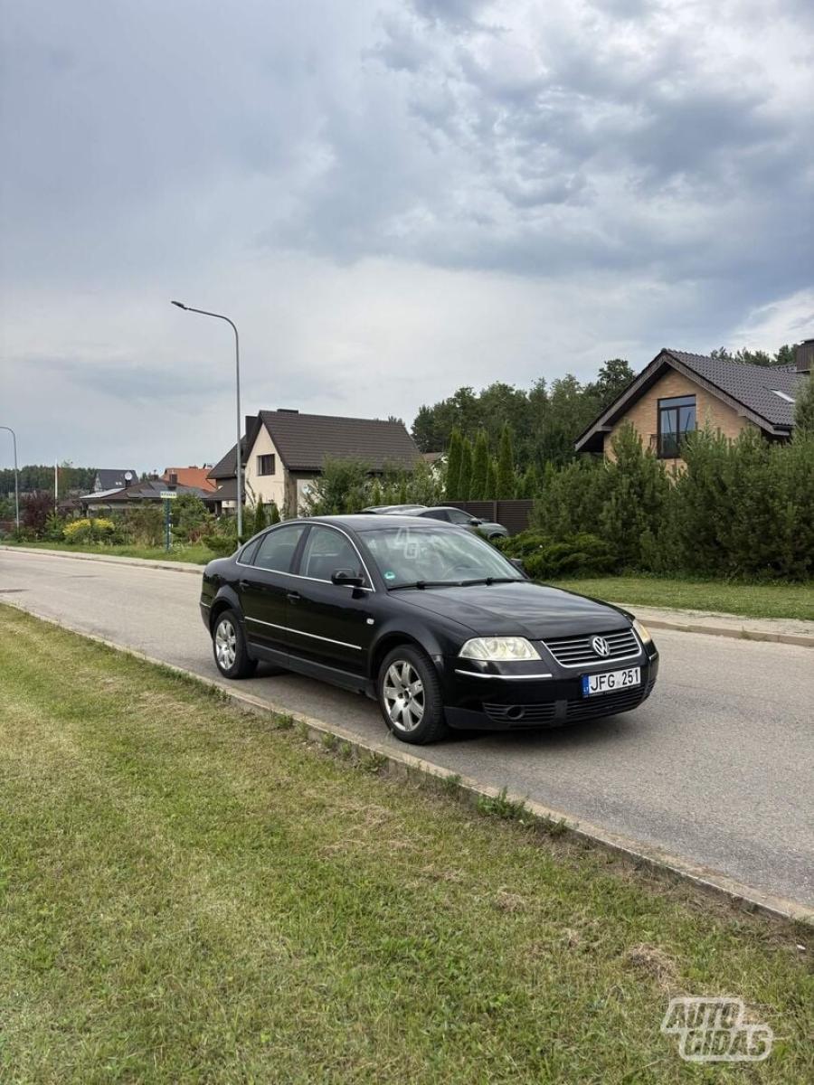 Black Volkswagen Passat 2003 in Vilnius, with an engine capacity of 2.50 L and mileage of 330 thousand km for 1200 €, photo 1 on AUTOMOTO.COM.LV