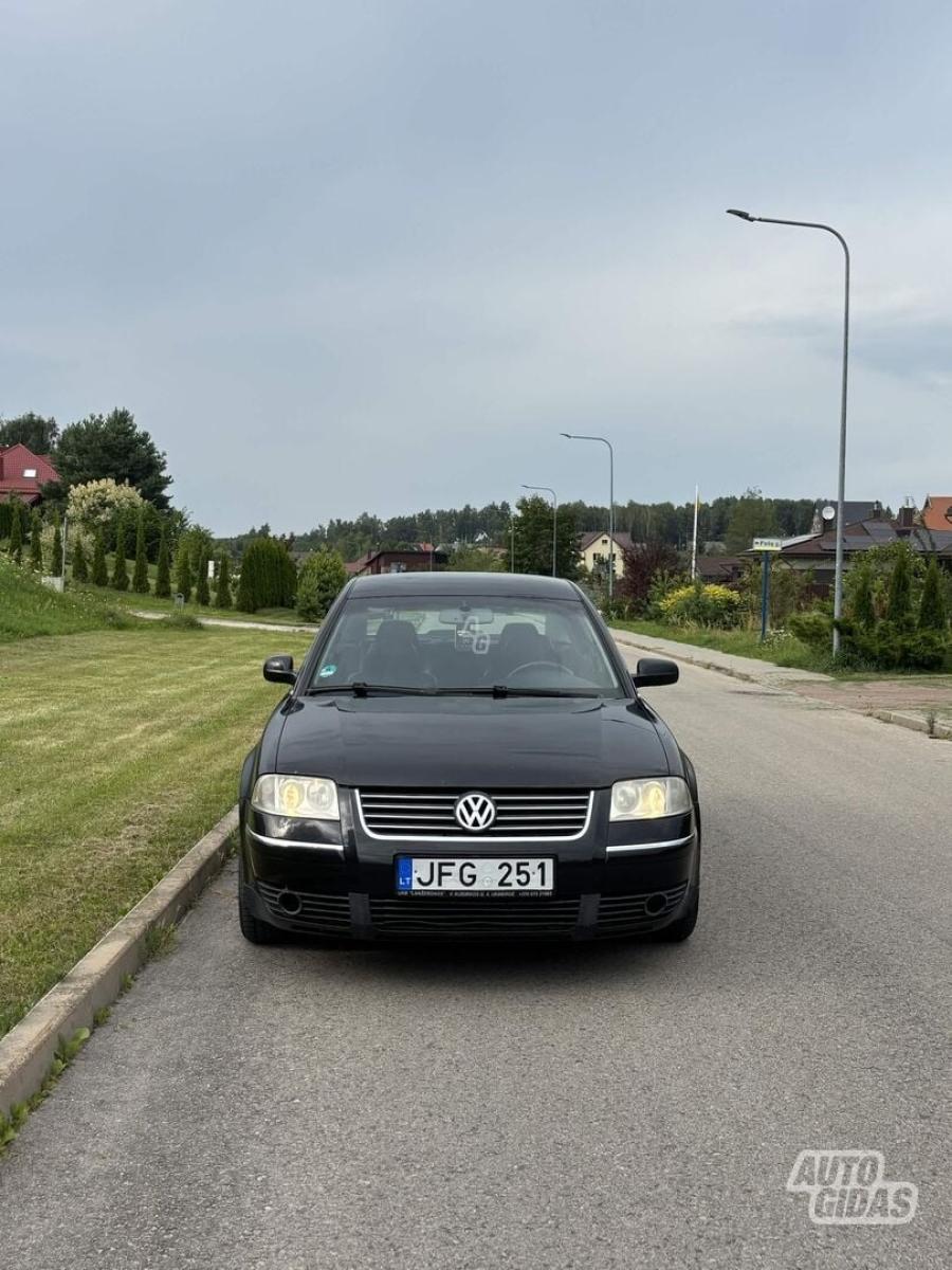 Black Volkswagen Passat 2003 in Vilnius, with an engine capacity of 2.50 L and mileage of 330 thousand km for 1200 €, photo 3 on AUTOMOTO.COM.LV