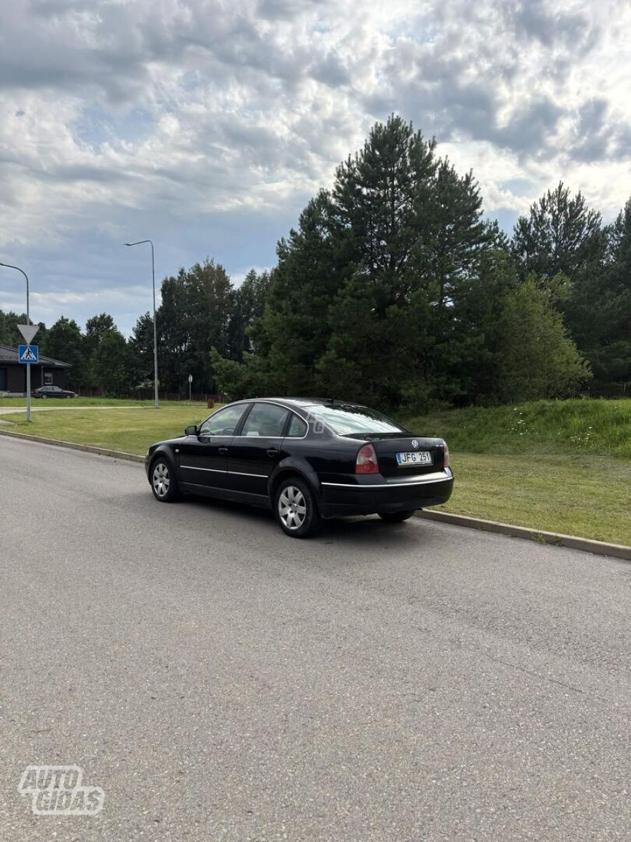 Black Volkswagen Passat 2003 in Vilnius, with an engine capacity of 2.50 L and mileage of 330 thousand km for 1200 €, photo 6 on AUTOMOTO.COM.LV