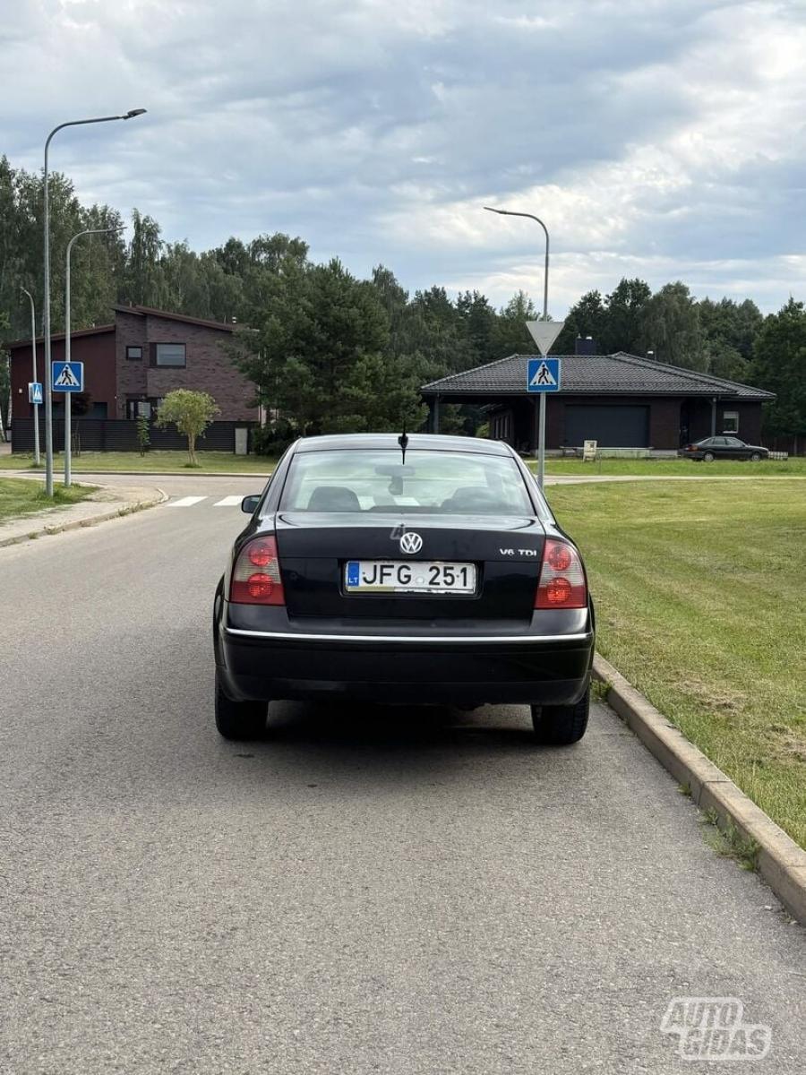 Black Volkswagen Passat 2003 in Vilnius, with an engine capacity of 2.50 L and mileage of 330 thousand km for 1200 €, photo 7 on AUTOMOTO.COM.LV
