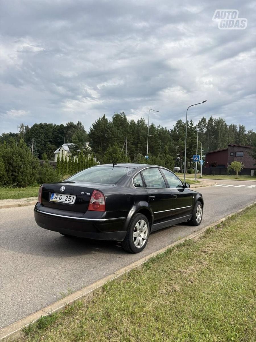 Black Volkswagen Passat 2003 in Vilnius, with an engine capacity of 2.50 L and mileage of 330 thousand km for 1200 €, photo 9 on AUTOMOTO.COM.LV