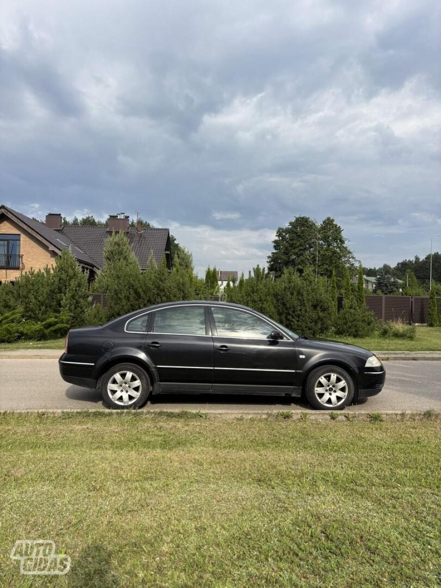 Black Volkswagen Passat 2003 in Vilnius, with an engine capacity of 2.50 L and mileage of 330 thousand km for 1200 €, photo 10 on AUTOMOTO.COM.LV