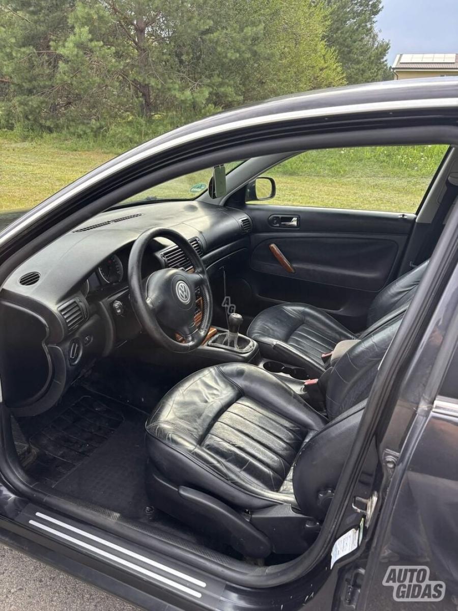Black Volkswagen Passat 2003 in Vilnius, with an engine capacity of 2.50 L and mileage of 330 thousand km for 1200 €, photo 11 on AUTOMOTO.COM.LV