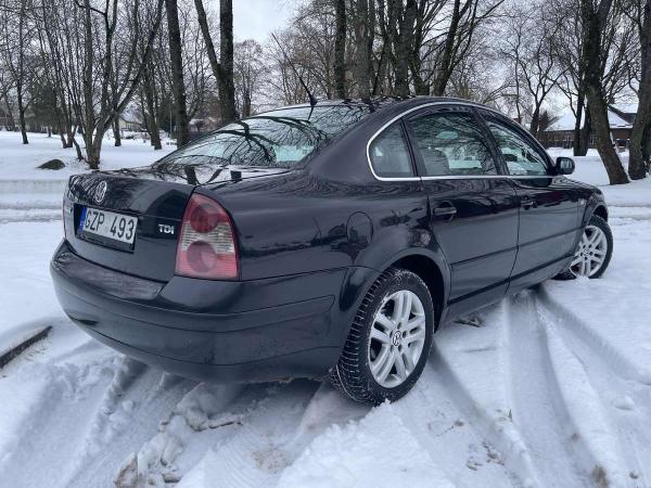 Black Volkswagen Passat 2004 in Jurbarkas, with an engine capacity of 1.90 L and mileage of 370 thousand km for 1650 €, photo 5 on AUTOMOTO.COM.LV