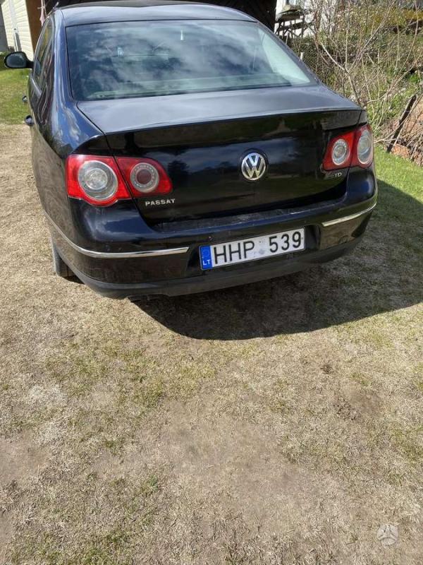 Melns Volkswagen Passat 2005 Viļņa, ar dzinēja tilpumu 1.90 L un nobraukumu 300 tūkst. km par 700 €, foto 4 vietnē AUTOMOTO.COM.LV