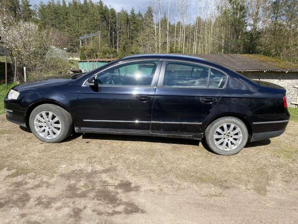 Melns Volkswagen Passat 2005 Viļņa, ar dzinēja tilpumu 1.90 L un nobraukumu 300 tūkst. km par 700 €, foto 6 vietnē AUTOMOTO.COM.LV
