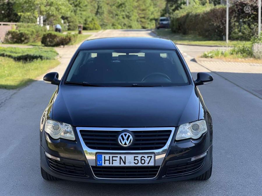 Melns Volkswagen Passat 2005 Klaipėda, ar dzinēja tilpumu 1.97 L un nobraukumu 251 tūkst. km par 1400 €, foto 4 vietnē AUTOMOTO.COM.LV