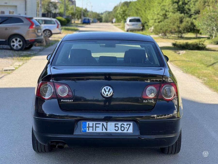 Melns Volkswagen Passat 2005 Klaipėda, ar dzinēja tilpumu 1.97 L un nobraukumu 251 tūkst. km par 1400 €, foto 6 vietnē AUTOMOTO.COM.LV