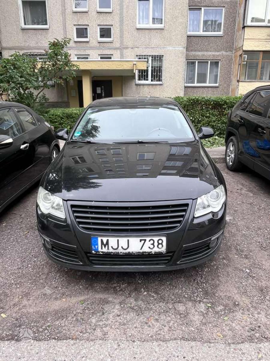 Black Volkswagen Passat 2005 in Kaunas, with an engine capacity of 2.00 L and mileage of 290 thousand km for 699 €, photo 1 on AUTOMOTO.COM.LV