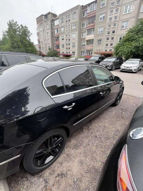 Black Volkswagen Passat 2005 in Kaunas, with an engine capacity of 2.00 L and mileage of 290 thousand km for 699 €, photo 2 on AUTOMOTO.COM.LV