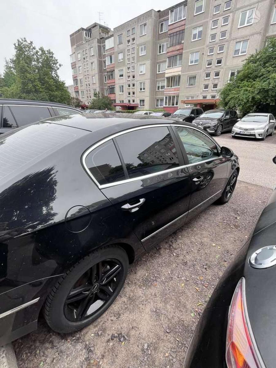 Black Volkswagen Passat 2005 in Kaunas, with an engine capacity of 2.00 L and mileage of 290 thousand km for 699 €, photo 3 on AUTOMOTO.COM.LV
