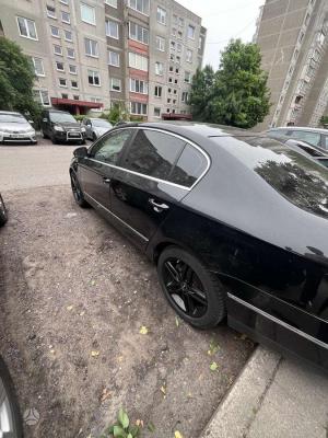Black Volkswagen Passat 2005 in Kaunas, with an engine capacity of 2.00 L and mileage of 290 thousand km for 699 €, photo 4 on AUTOMOTO.COM.LV