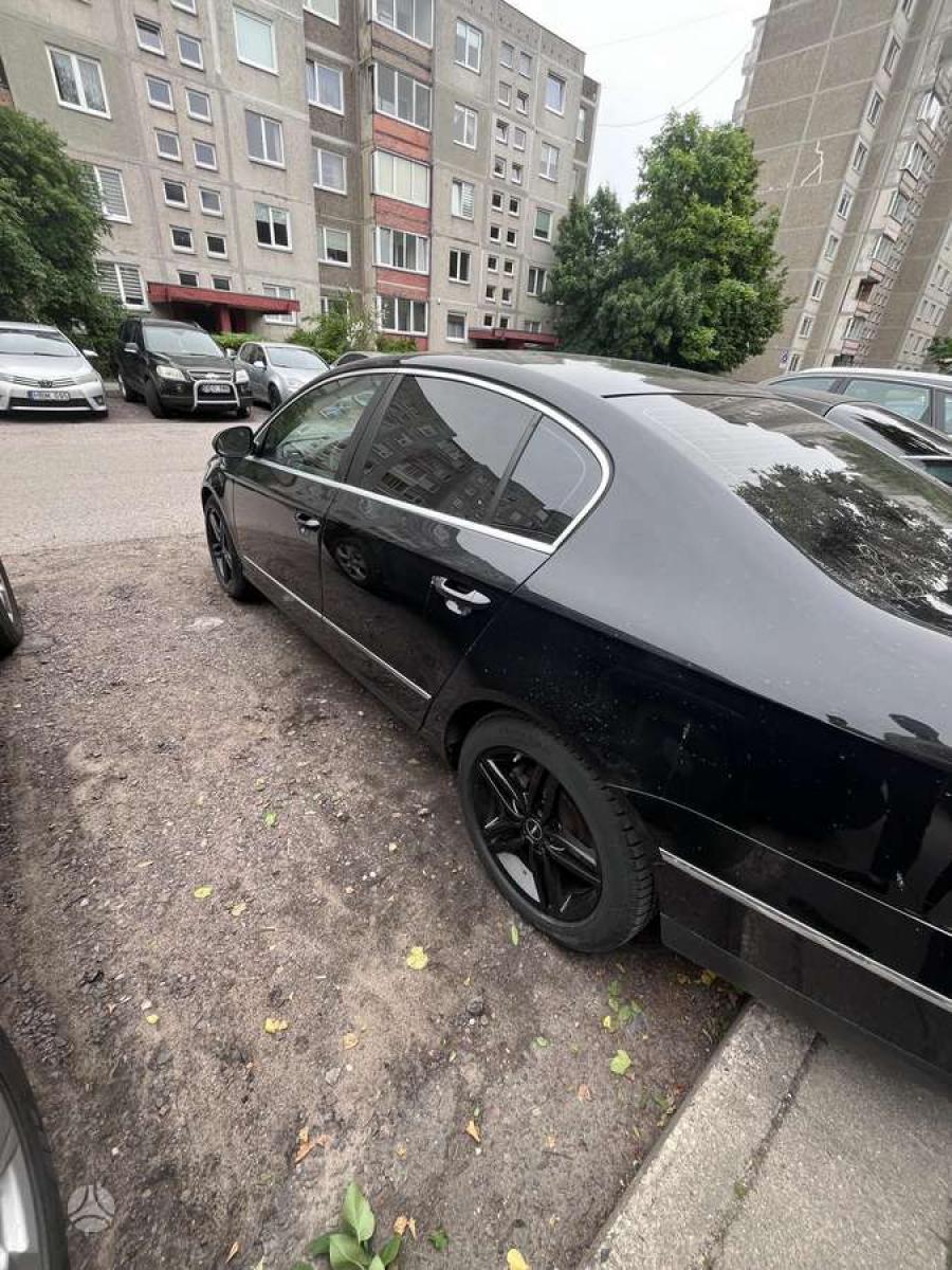 Black Volkswagen Passat 2005 in Kaunas, with an engine capacity of 2.00 L and mileage of 290 thousand km for 699 €, photo 4 on AUTOMOTO.COM.LV