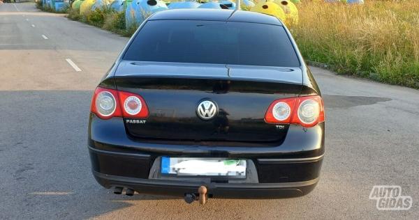 Melns Volkswagen Passat 2005 Telšiai, ar dzinēja tilpumu 1.90 L un nobraukumu 303 tūkst. km par 1300 €, foto 5 vietnē AUTOMOTO.COM.LV