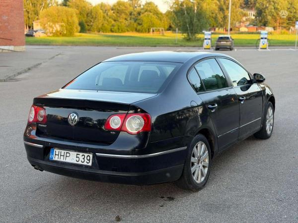 Black Volkswagen Passat 2006 in Vilnius, with an engine capacity of 1.90 L and mileage of 360 thousand km for 900 €, photo 4 on AUTOMOTO.COM.LV