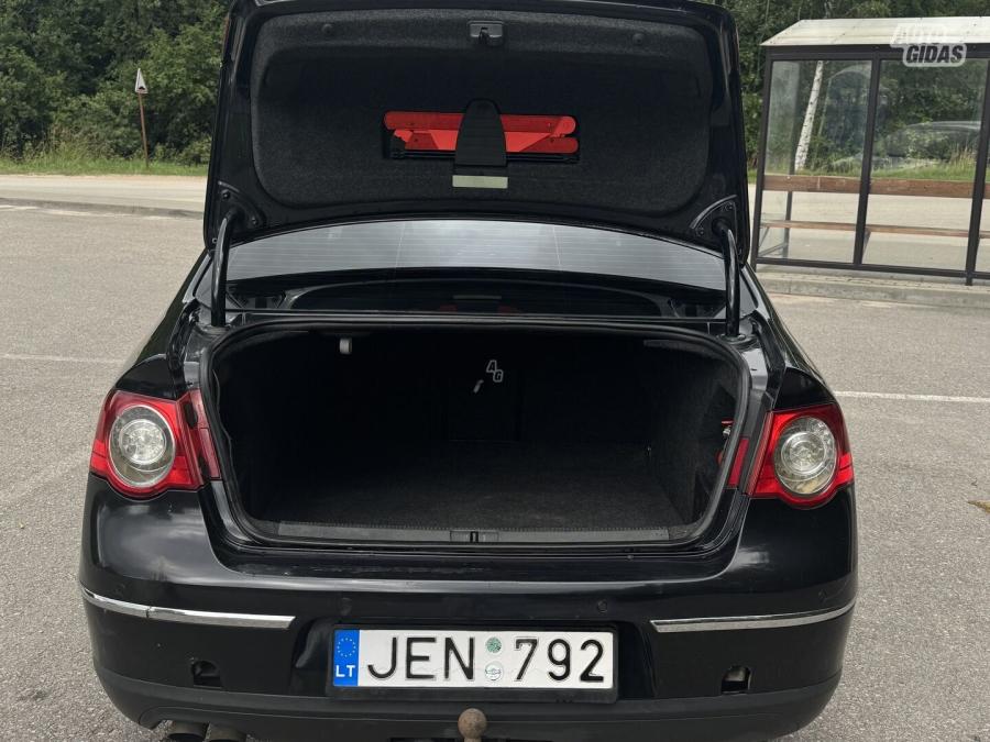 Melns Volkswagen Passat 2006 Viļņa, ar dzinēja tilpumu 2.00 L un nobraukumu 291 tūkst. km par 1550 €, foto 13 vietnē AUTOMOTO.COM.LV
