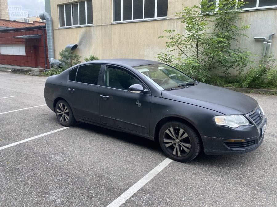 Black Volkswagen Passat 2006 in Vilnius, with an engine capacity of 1.90 L and mileage of 270 thousand km for 1450 €, photo 4 on AUTOMOTO.COM.LV