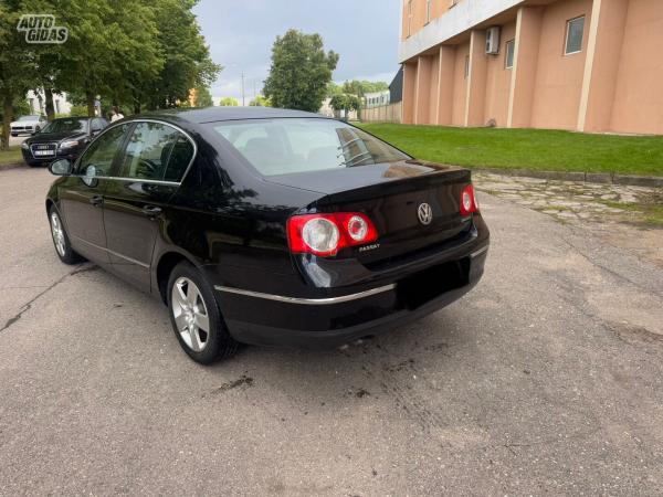 Black Volkswagen Passat 2007 in Siauliai, with an engine capacity of 1.90 L and mileage of 246 thousand km for 1550 €, photo 8 on AUTOMOTO.COM.LV