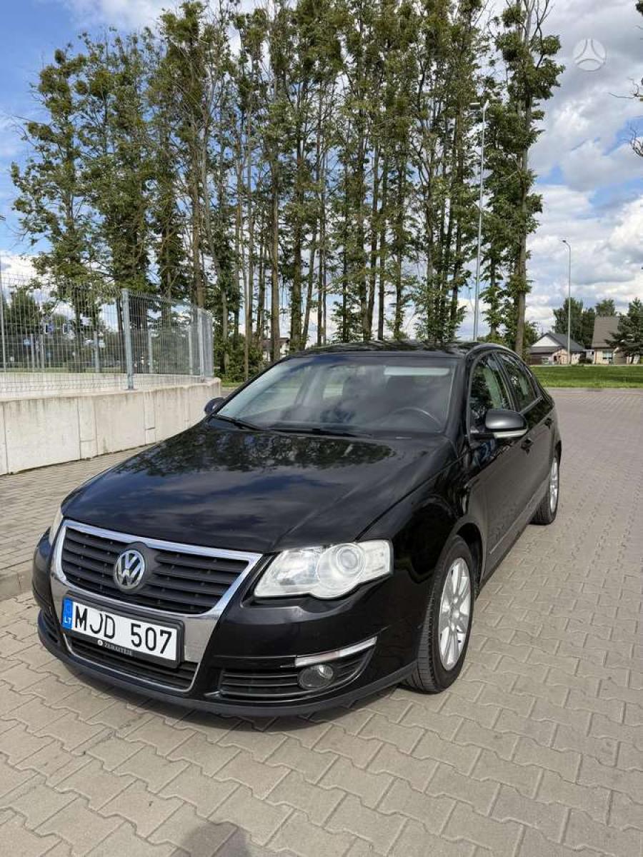 Black Volkswagen Passat 2008 in Kaunas, with an engine capacity of 1.97 L and mileage of 345 thousand km for 1150 €, photo 4 on AUTOMOTO.COM.LV