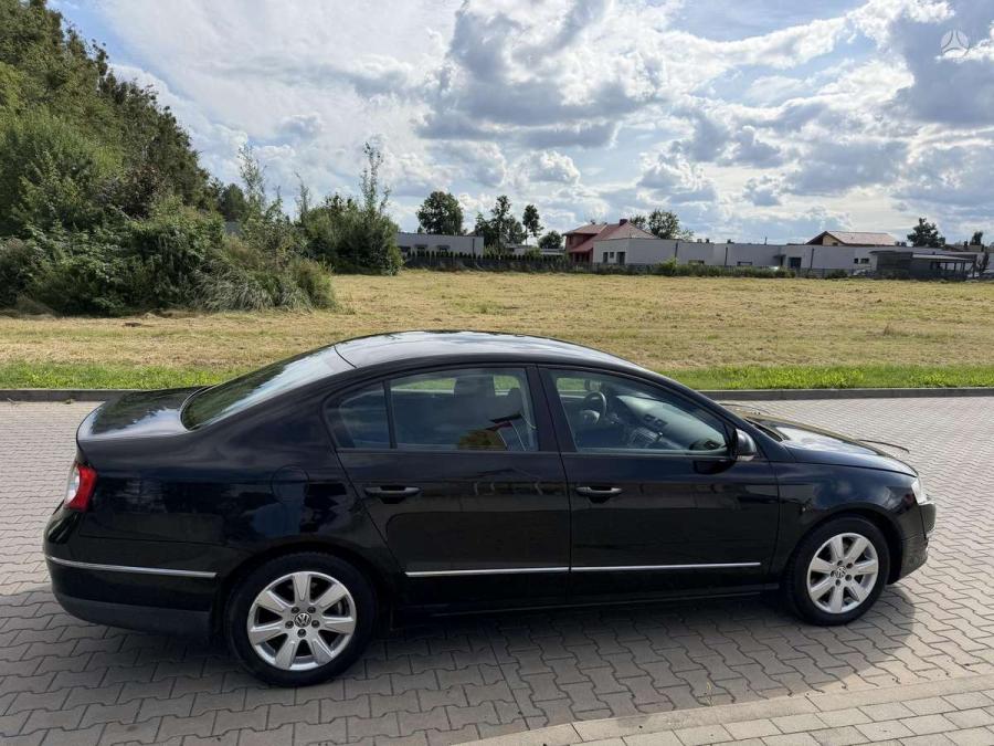 Black Volkswagen Passat 2008 in Kaunas, with an engine capacity of 1.97 L and mileage of 345 thousand km for 1150 €, photo 9 on AUTOMOTO.COM.LV