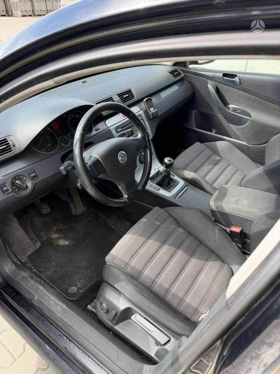 Black Volkswagen Passat 2008 in Kaunas, with an engine capacity of 1.97 L and mileage of 345 thousand km for 1150 €, photo 12 on AUTOMOTO.COM.LV