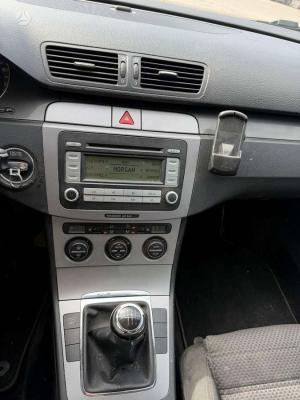 Black Volkswagen Passat 2008 in Kaunas, with an engine capacity of 1.97 L and mileage of 345 thousand km for 1150 €, photo 13 on AUTOMOTO.COM.LV