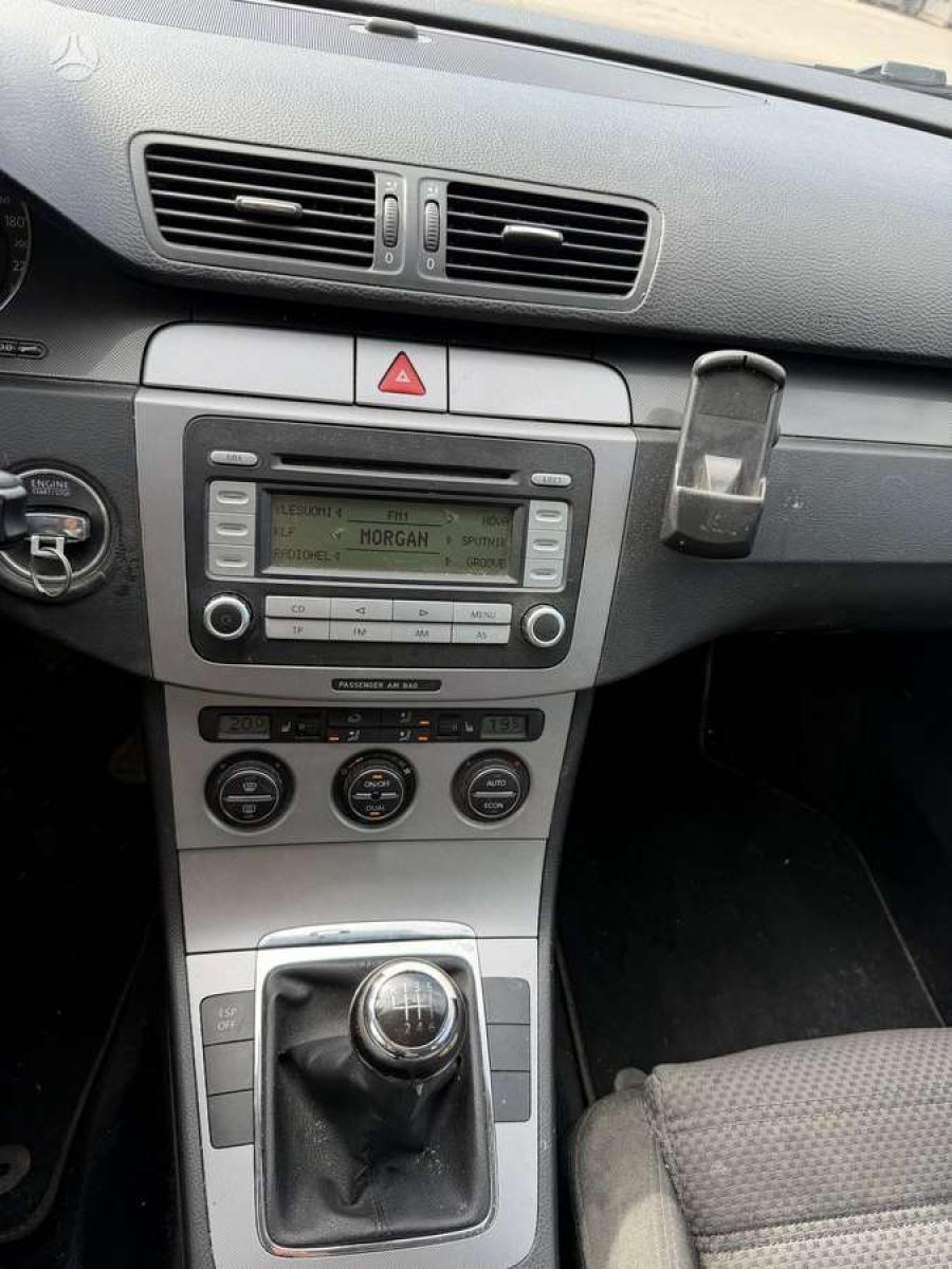 Black Volkswagen Passat 2008 in Kaunas, with an engine capacity of 1.97 L and mileage of 345 thousand km for 1150 €, photo 13 on AUTOMOTO.COM.LV