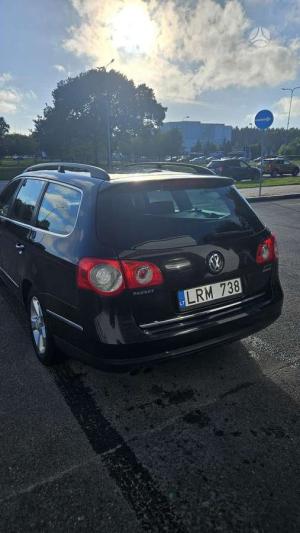 Black Volkswagen Passat 2009 in Klaipeda, with an engine capacity of 1.97 L and mileage of 200 thousand km for 1999 €, photo 3 on AUTOMOTO.COM.LV