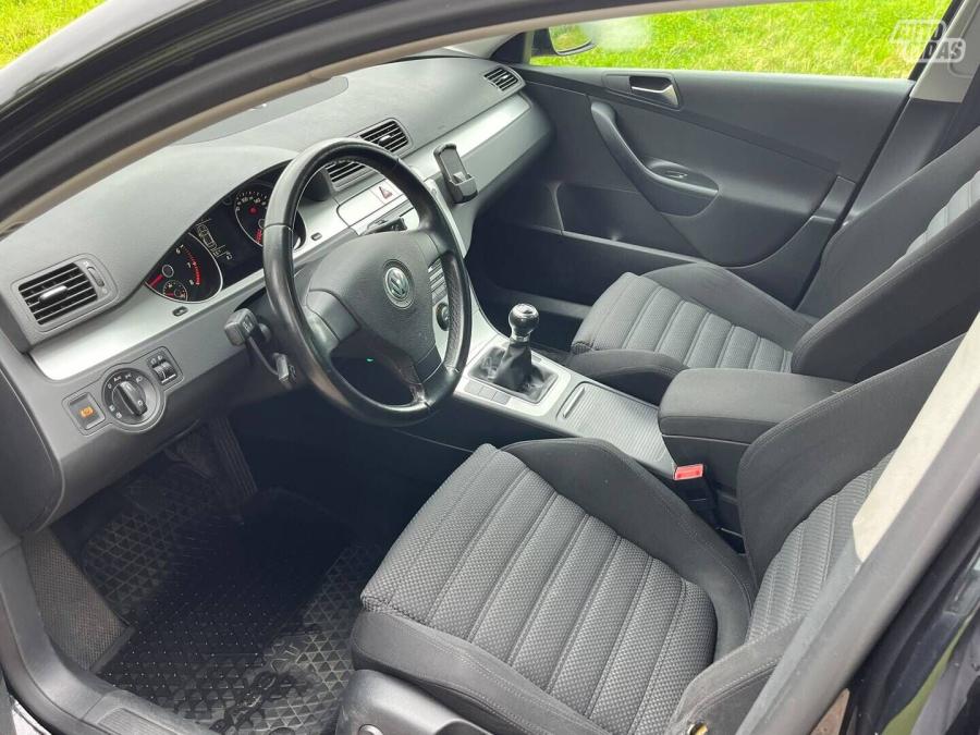 Black Volkswagen Passat 2009 in Marijampole, with an engine capacity of 1.80 L and mileage of 158 thousand km for 2650 €, photo 7 on AUTOMOTO.COM.LV