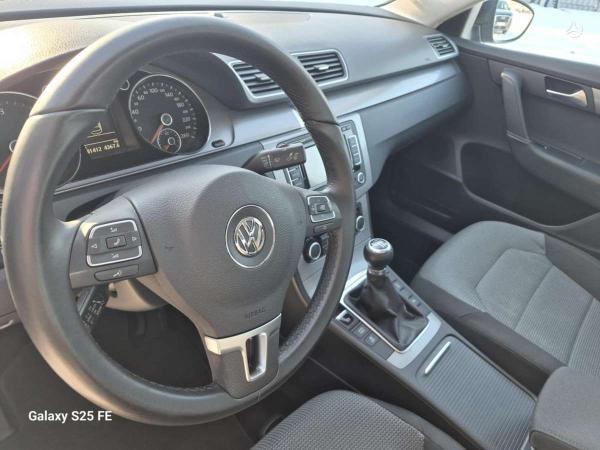 Black Volkswagen Passat 2011 in Taurage, with an engine capacity of 1.60 L and mileage of 241 thousand km for 4600 €, photo 7 on AUTOMOTO.COM.LV