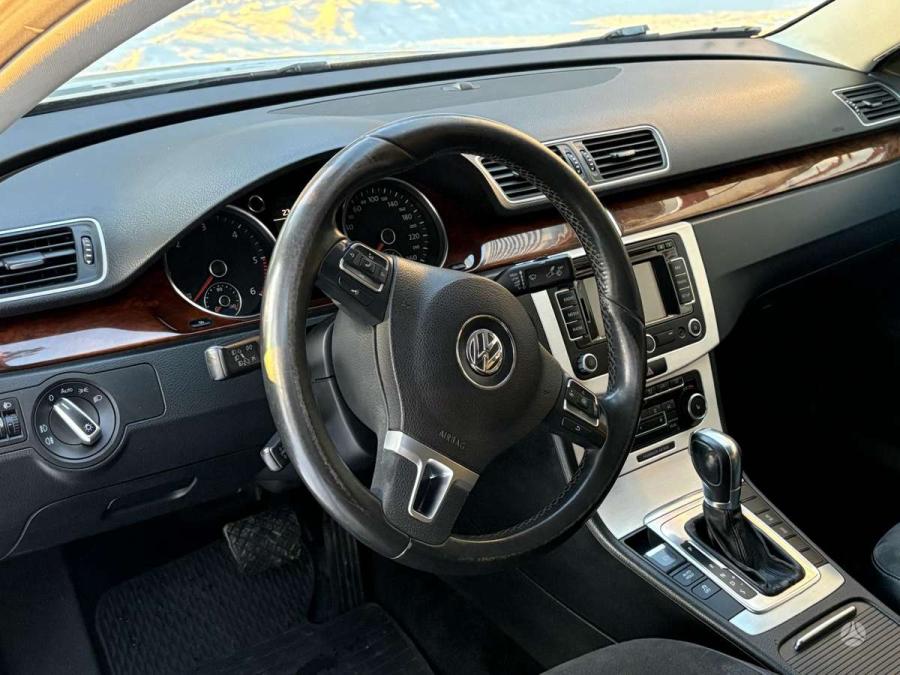 Melns Volkswagen Passat 2011 Alīta, ar dzinēja tilpumu 1.97 L un nobraukumu 271 tūkst. km par 5499 €, foto 6 vietnē AUTOMOTO.COM.LV