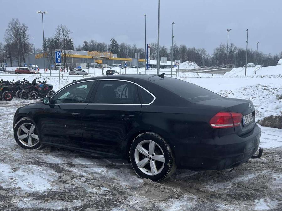 Black Volkswagen Passat 2012 in Vilnius, with an engine capacity of 2.48 L and mileage of 223 thousand km for 3750 €, photo 3 on AUTOMOTO.COM.LV