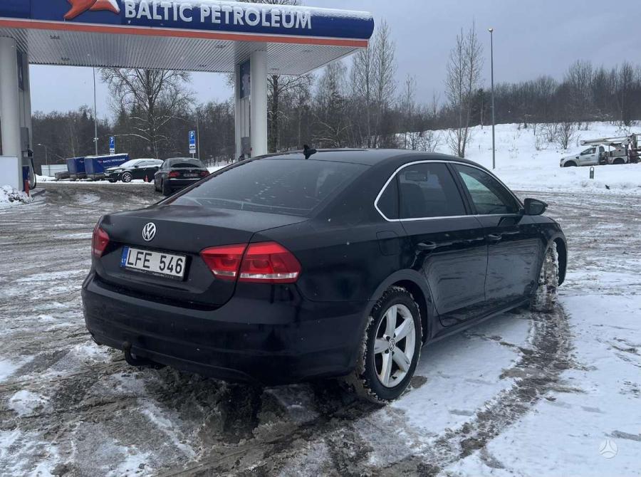 Black Volkswagen Passat 2012 in Vilnius, with an engine capacity of 2.48 L and mileage of 223 thousand km for 3750 €, photo 5 on AUTOMOTO.COM.LV