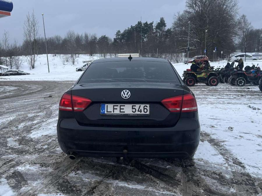 Black Volkswagen Passat 2012 in Vilnius, with an engine capacity of 2.48 L and mileage of 223 thousand km for 3750 €, photo 6 on AUTOMOTO.COM.LV