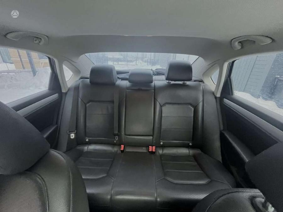Black Volkswagen Passat 2012 in Vilnius, with an engine capacity of 2.48 L and mileage of 223 thousand km for 3750 €, photo 9 on AUTOMOTO.COM.LV