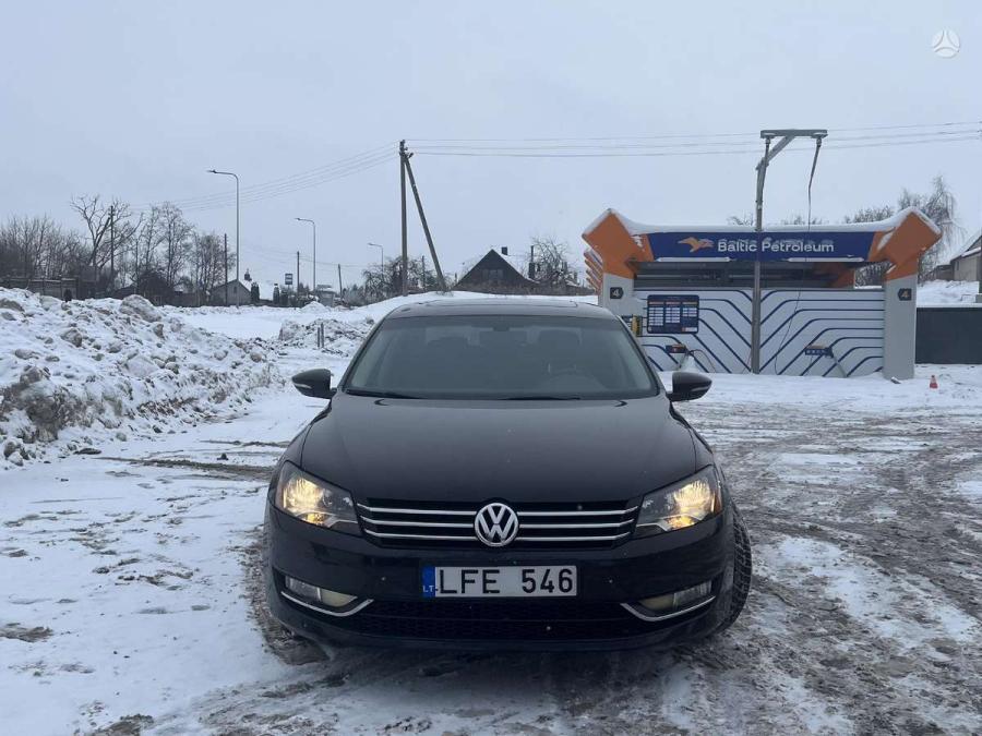 Black Volkswagen Passat 2012 in Vilnius, with an engine capacity of 2.48 L and mileage of 223 thousand km for 3750 €, photo 10 on AUTOMOTO.COM.LV