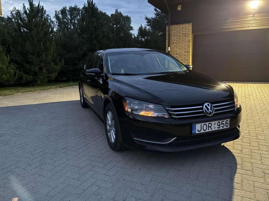Black Volkswagen Passat 2012 in Klaipeda, with an engine capacity of 2.48 L and mileage of 298 thousand km for 3990 €, photo 3 on AUTOMOTO.COM.LV