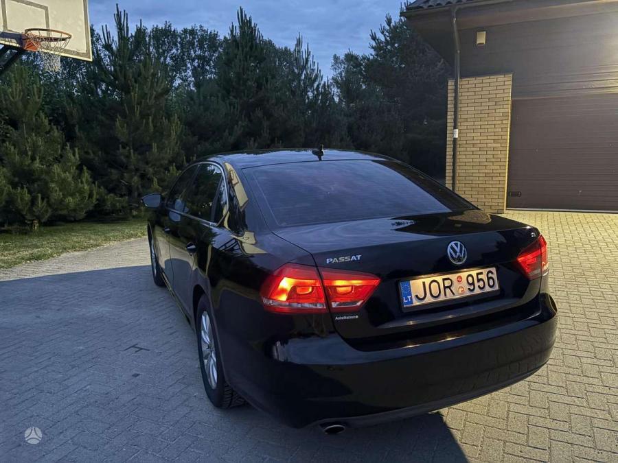 Black Volkswagen Passat 2012 in Klaipeda, with an engine capacity of 2.48 L and mileage of 298 thousand km for 3990 €, photo 5 on AUTOMOTO.COM.LV
