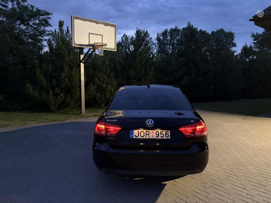 Black Volkswagen Passat 2012 in Klaipeda, with an engine capacity of 2.48 L and mileage of 298 thousand km for 3990 €, photo 7 on AUTOMOTO.COM.LV