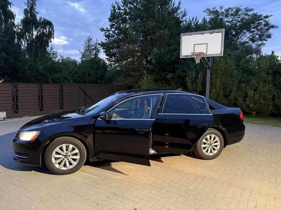 Black Volkswagen Passat 2012 in Klaipeda, with an engine capacity of 2.48 L and mileage of 298 thousand km for 3990 €, photo 9 on AUTOMOTO.COM.LV