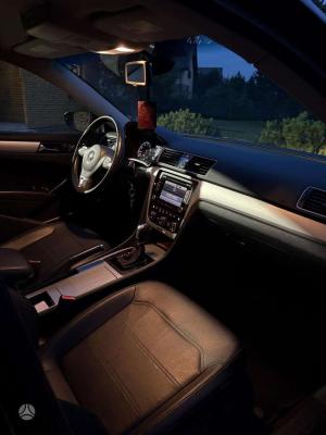 Black Volkswagen Passat 2012 in Klaipeda, with an engine capacity of 2.48 L and mileage of 298 thousand km for 3990 €, photo 12 on AUTOMOTO.COM.LV