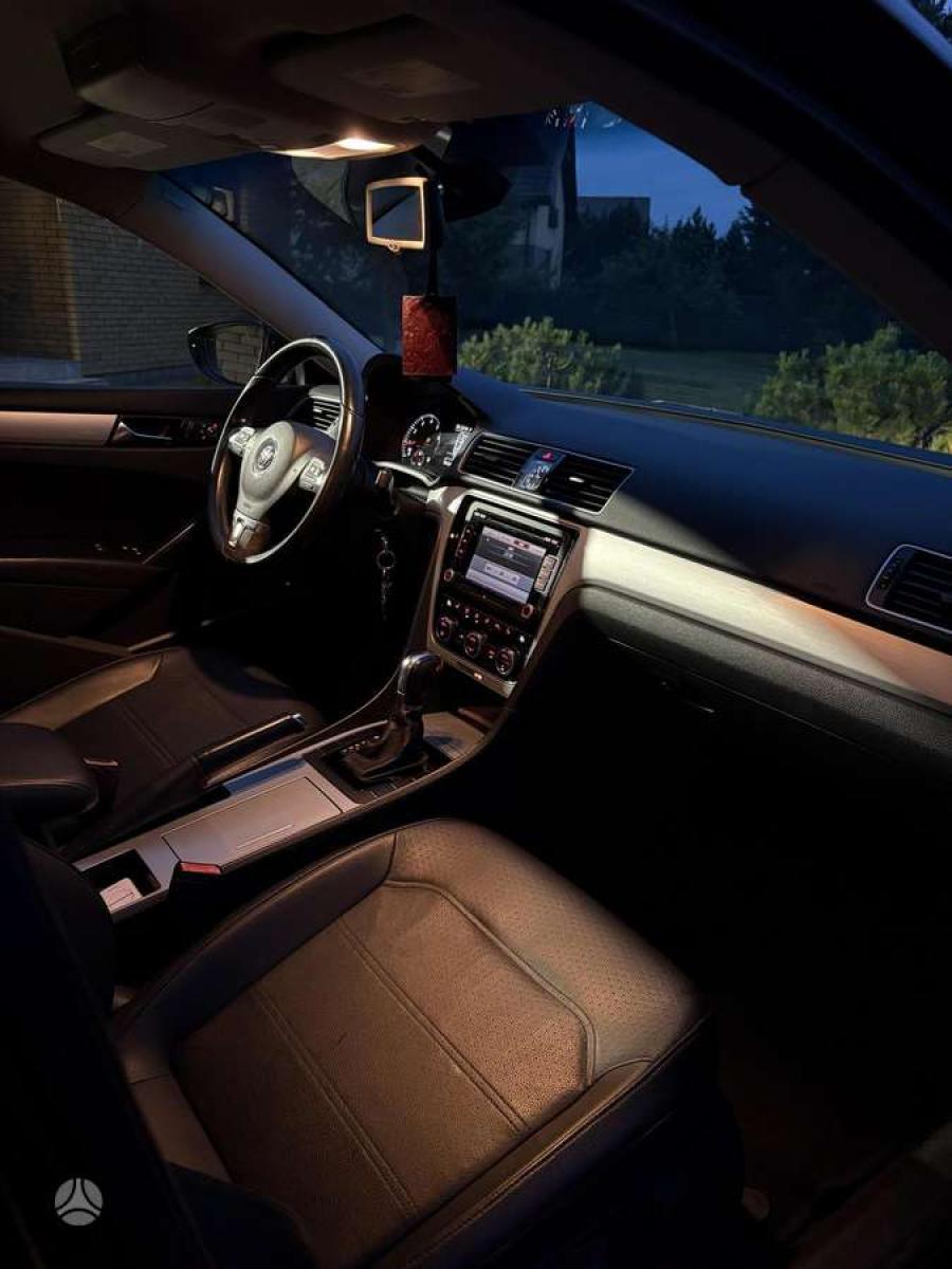 Black Volkswagen Passat 2012 in Klaipeda, with an engine capacity of 2.48 L and mileage of 298 thousand km for 3990 €, photo 12 on AUTOMOTO.COM.LV
