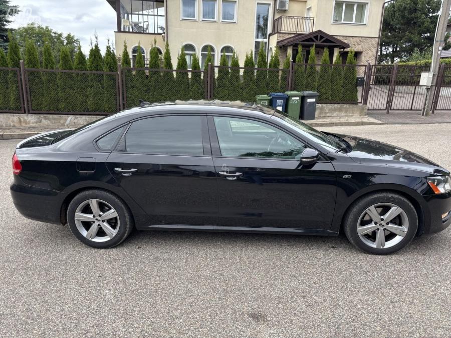 Black Volkswagen Passat 2012 in Vilnius, with an engine capacity of 2.50 L and mileage of 199 thousand km for 5699 €, photo 5 on AUTOMOTO.COM.LV