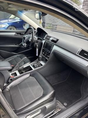 Black Volkswagen Passat 2012 in Vilnius, with an engine capacity of 2.50 L and mileage of 199 thousand km for 5699 €, photo 15 on AUTOMOTO.COM.LV