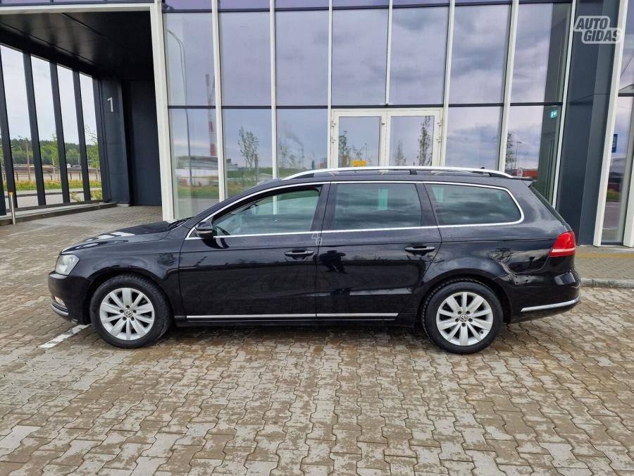 Black Volkswagen Passat 2013 in Vilnius, with an engine capacity of 1.60 L and mileage of 230 thousand km for 6399 €, photo 8 on AUTOMOTO.COM.LV