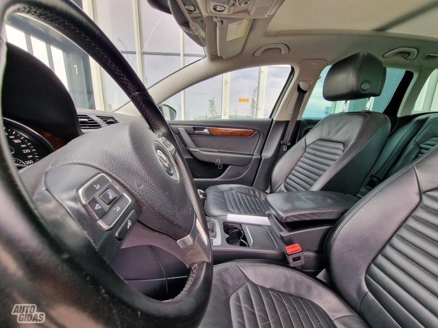 Black Volkswagen Passat 2013 in Vilnius, with an engine capacity of 1.60 L and mileage of 230 thousand km for 6399 €, photo 12 on AUTOMOTO.COM.LV