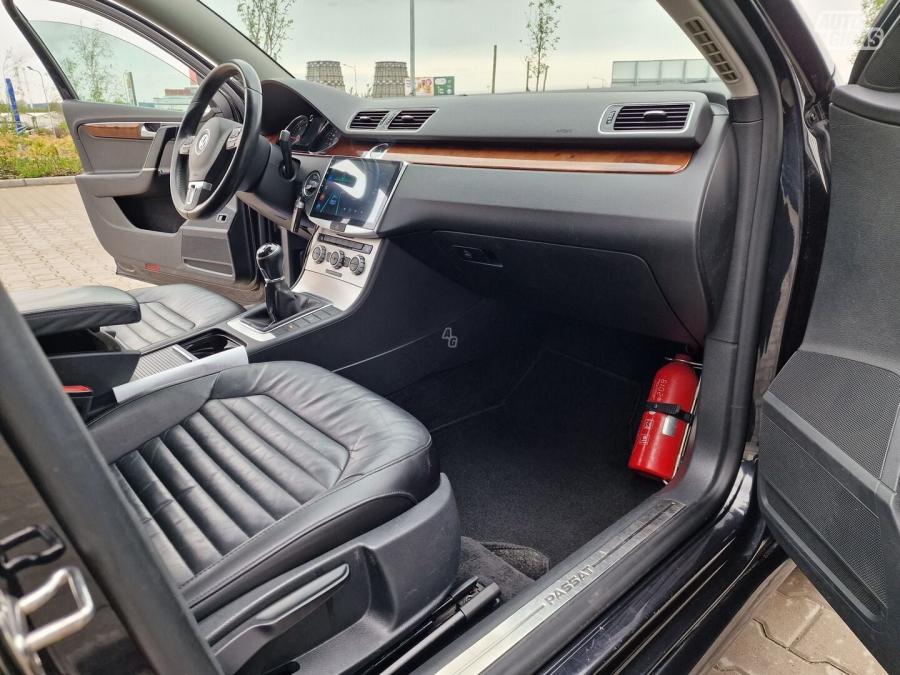 Black Volkswagen Passat 2013 in Vilnius, with an engine capacity of 1.60 L and mileage of 230 thousand km for 6399 €, photo 17 on AUTOMOTO.COM.LV