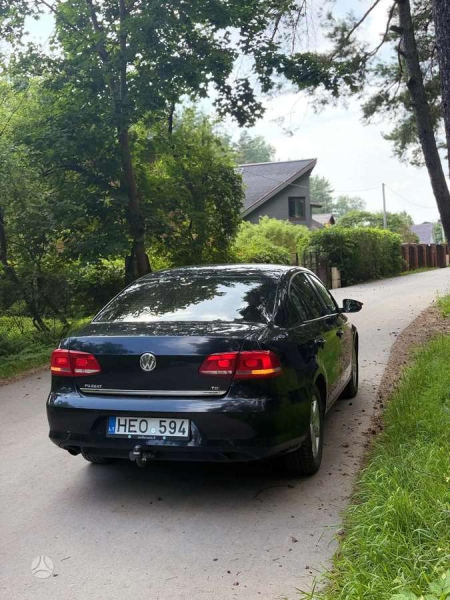 Black Volkswagen Passat 2014 in Vilnius, with an engine capacity of 1.60 L and mileage of 260 thousand km for 3500 €, photo 3 on AUTOMOTO.COM.LV