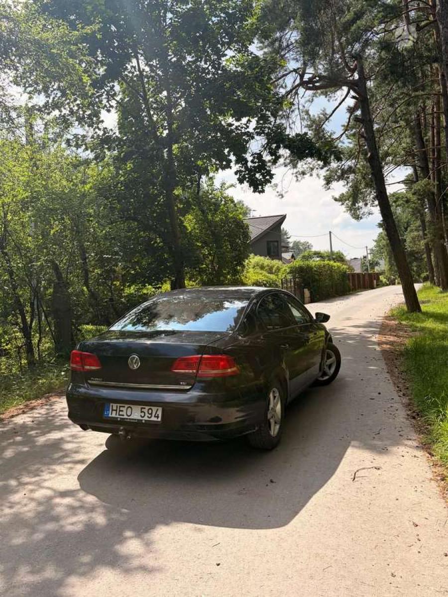 Black Volkswagen Passat 2014 in Vilnius, with an engine capacity of 1.60 L and mileage of 260 thousand km for 3500 €, photo 12 on AUTOMOTO.COM.LV